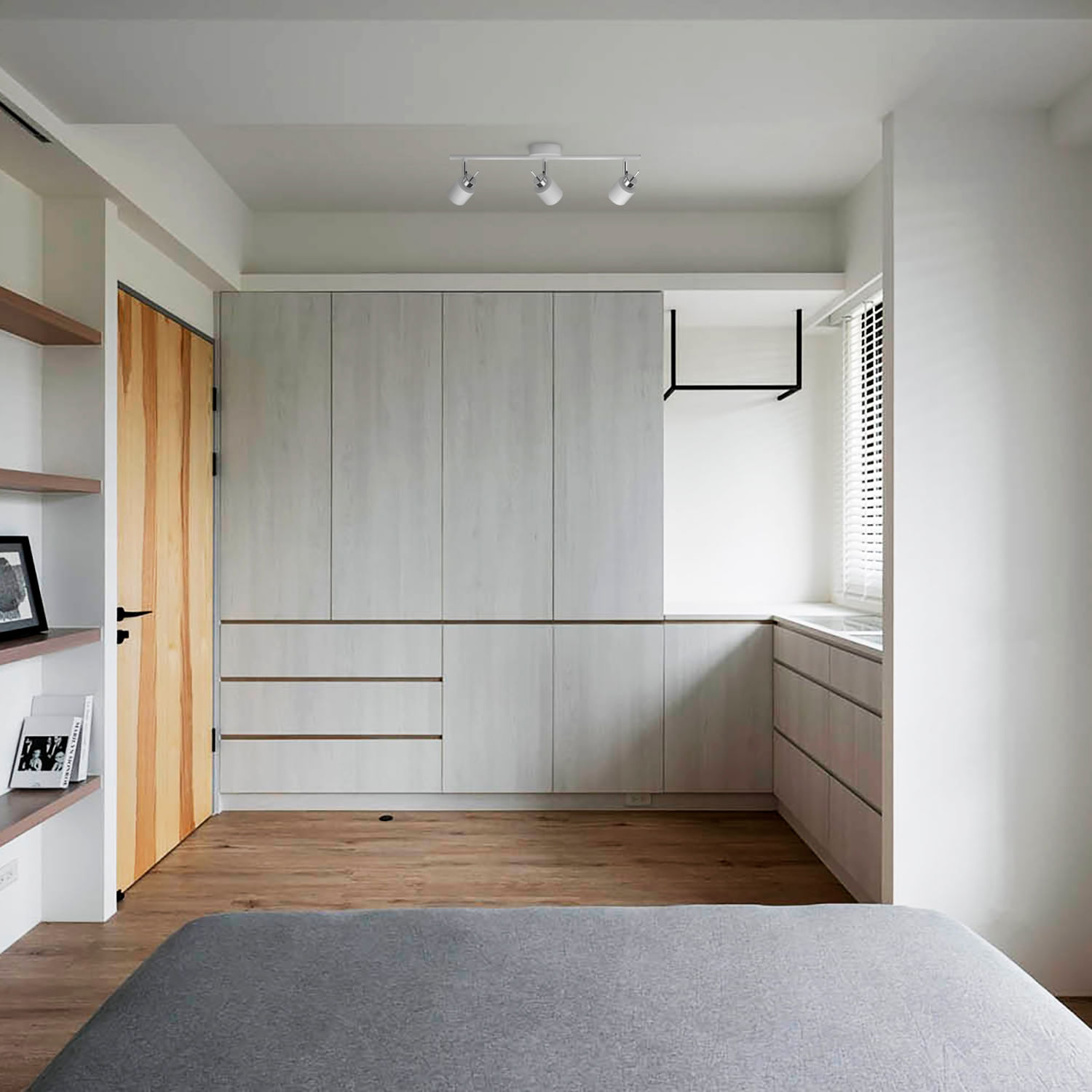 Foco sobrepuesto cielo muro philips meranti triple dirigible - LED Studio